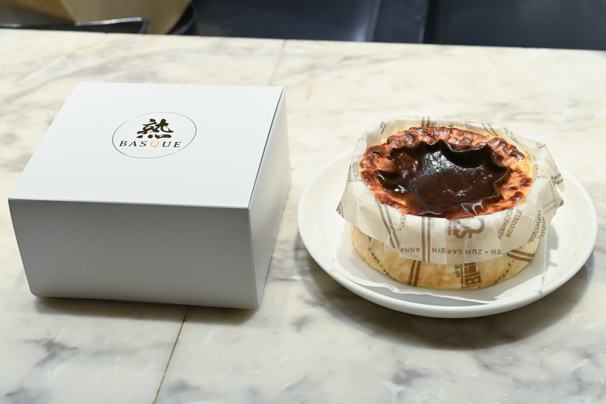 コクと旨味が凝縮されたネットで人気爆発の「熟成バスクチーズケーキ」を食べてみた - CakeNews-ケーキニュース-